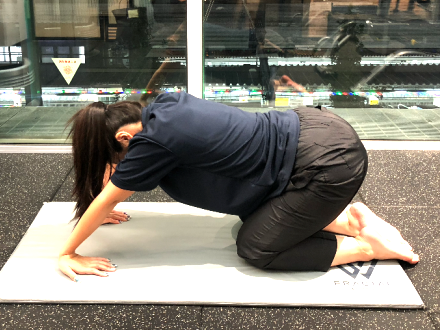 丸まった背中をシャキッ！四つん這いで簡単「肩こり解消エクササイズ」 - 朝時間.jp